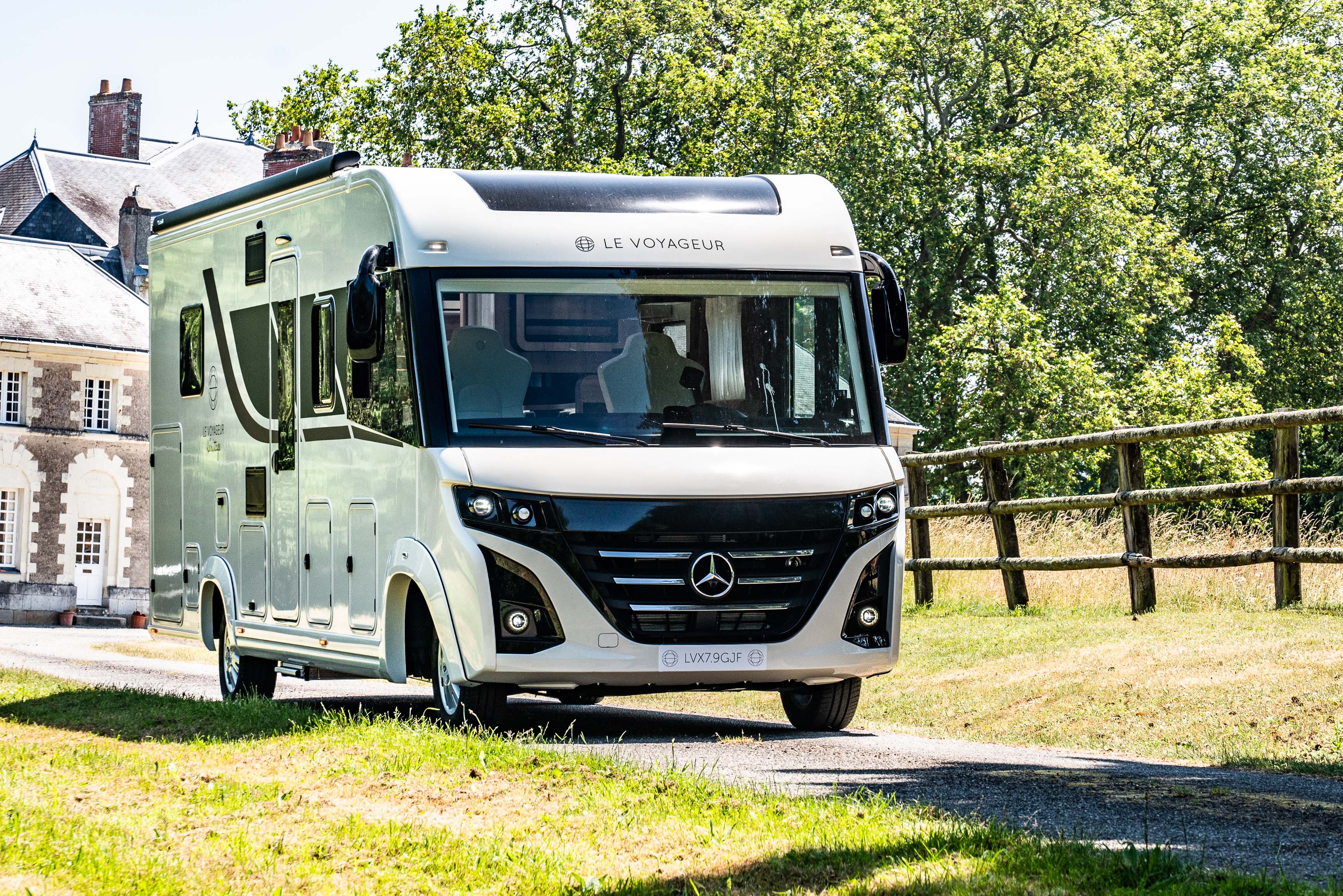 Comment choisir entre un fourgon aménagé et un camping-car ? - TPL